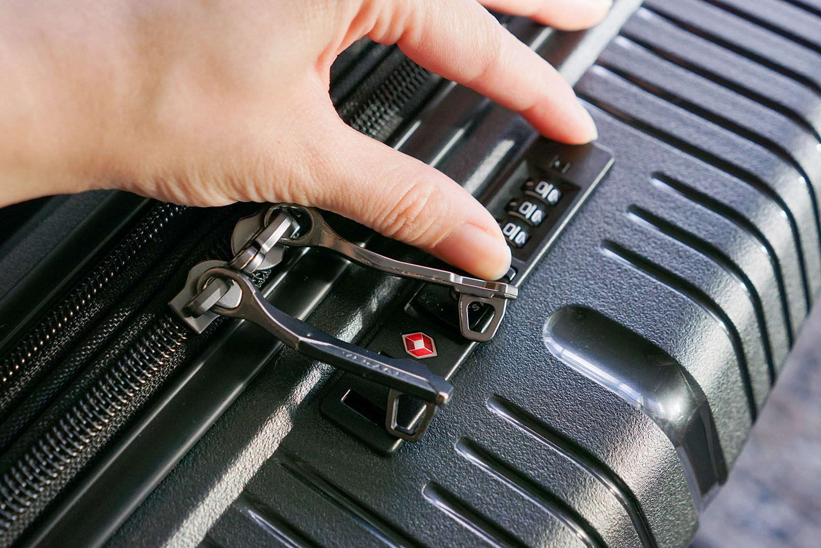 Verage Rome 24" Large Hardside Expandable Luggage review